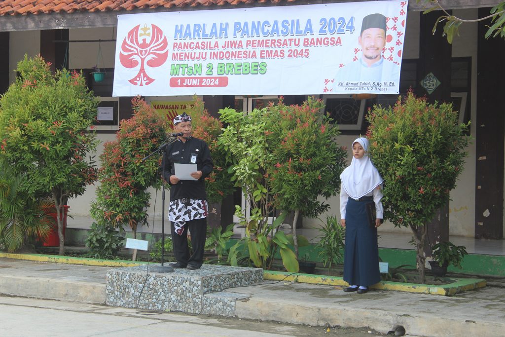 Upacara Bendera Dalam Rangka Hari Lahir Pancasila 2024 - MTs Negeri 2 Brebes